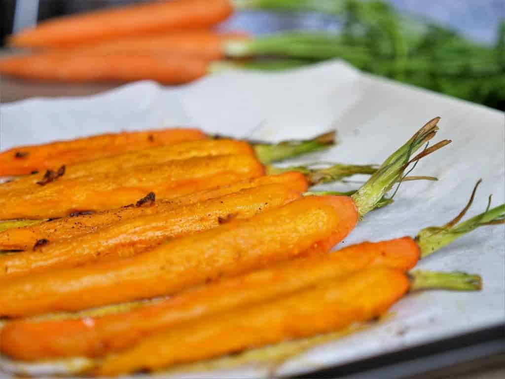 Carottes fanes rôties et confites au four | Aux Fourneaux