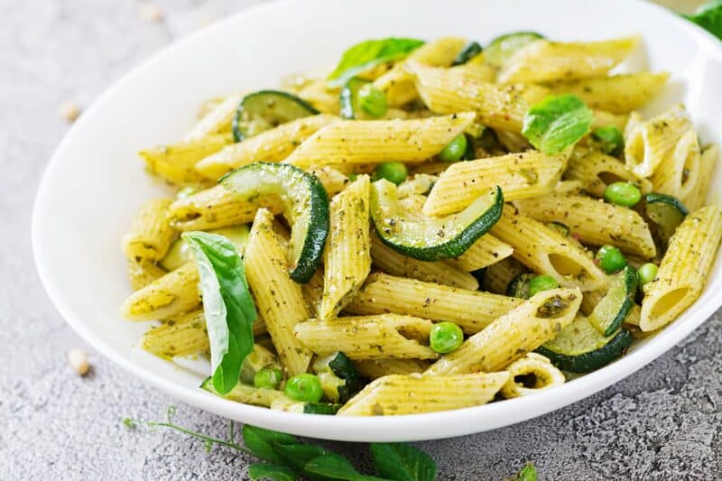 Pâtes aux courgettes parmesan et à l’ail | Aux Fourneaux